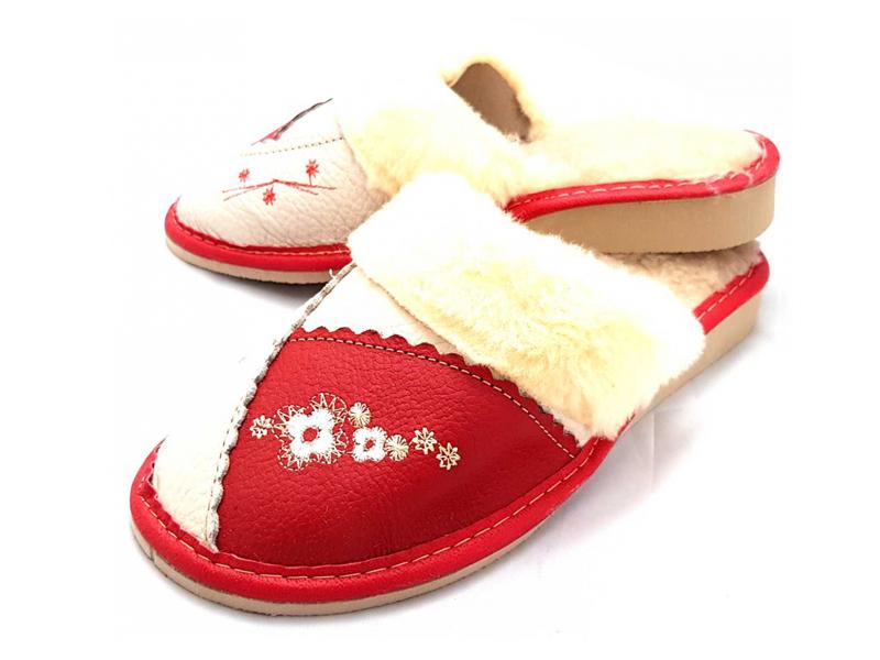 Papuc de casa - rosu cu flori - artizanat-cadouri.ro